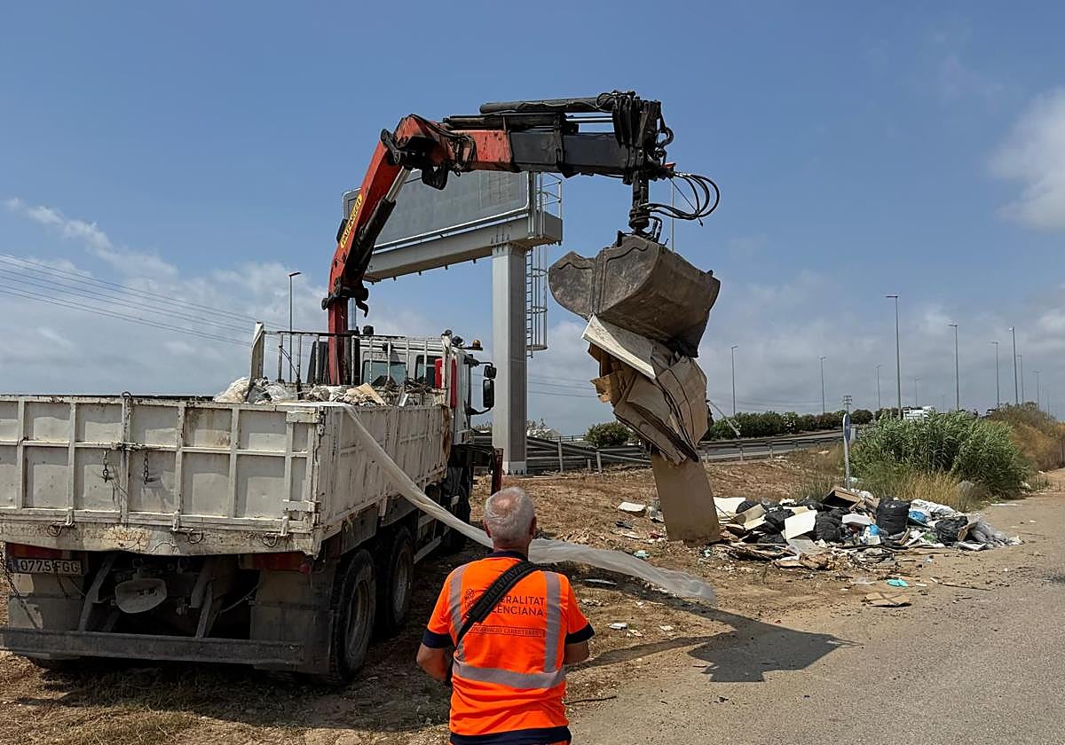 La alerta por los escombros se extiende en la zona dana y Albal multará con cámaras | Las Provincias